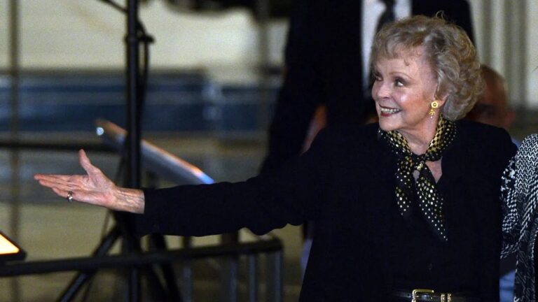 Muere a los 100 años la actriz June Lockhart, conocida por sus papeles ...